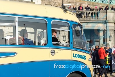 Old Bus At The Finish Line Of The London To Brighton Veteran Car… Stock ...