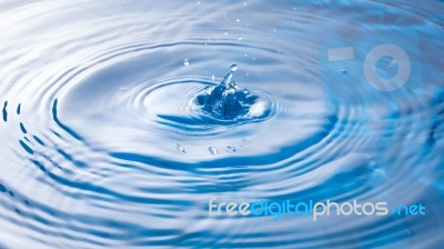 Water Drop Falling Into Water Making A Perfect Droplet Splash Stock Photo - Royalty Free Image ...